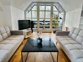 Apartamento Clássico em Condomínio Fechado, várias camas, varanda, vista para o parque | Sala de estar