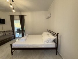 Apartamento Comfort, varanda, vista para o pátio | Cortinas/cortinados opacos, quartos insonorizados 