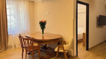 Apartamento família, 2 quartos, cozinha, vista para o pátio | Opções para refeição