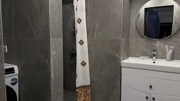 Apartamento família, 2 quartos, cozinha, vista para o pátio | Banheiro | Chinelos