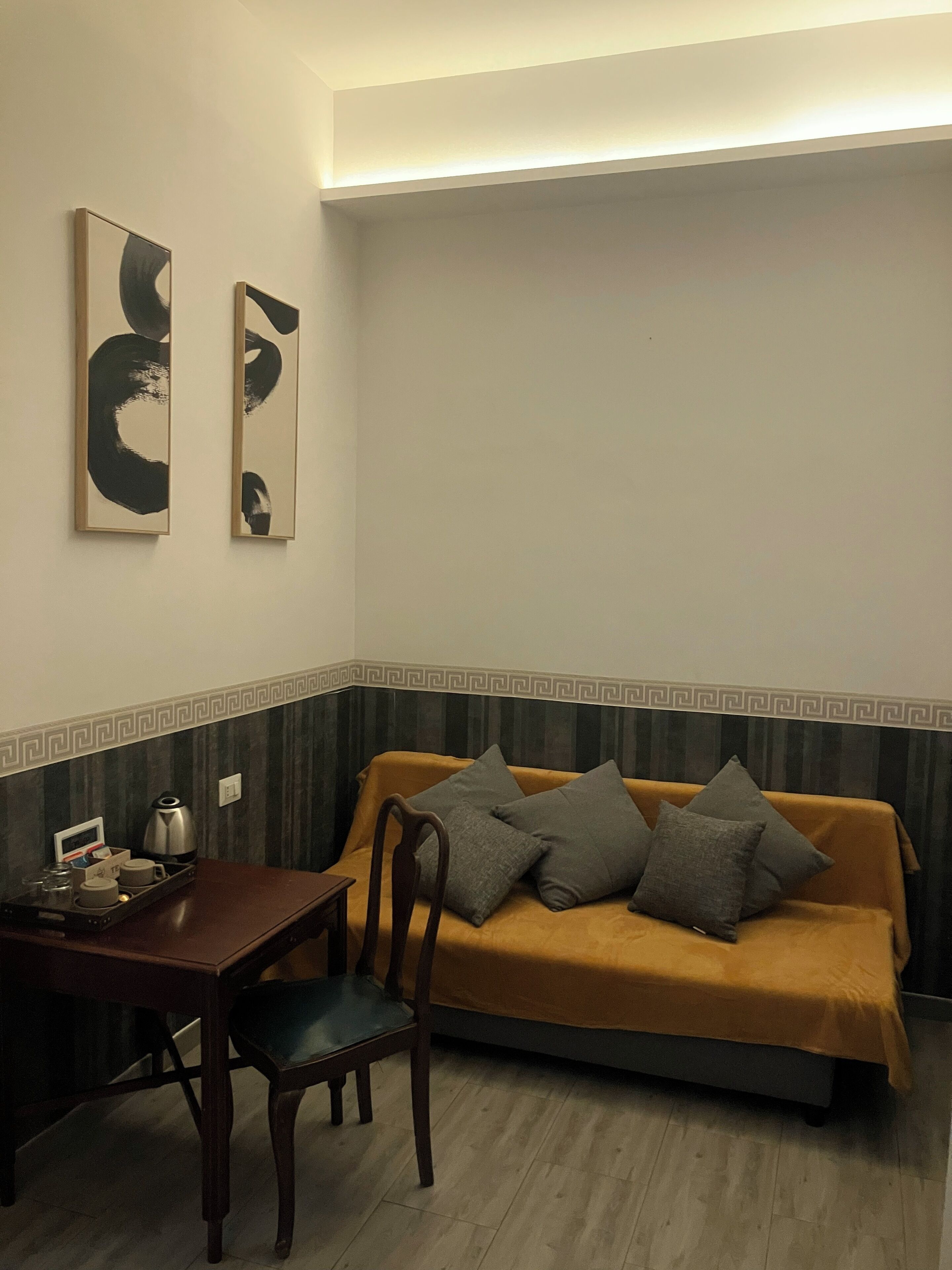 Quarto Deluxe | Sala de estar | Televisor LCD de 112 cm com canais por cabo, serviços de streaming 