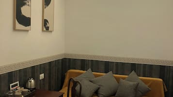 Quarto Deluxe | Sala de estar | Televisor LCD de 112 cm com canais por cabo, serviços de streaming
