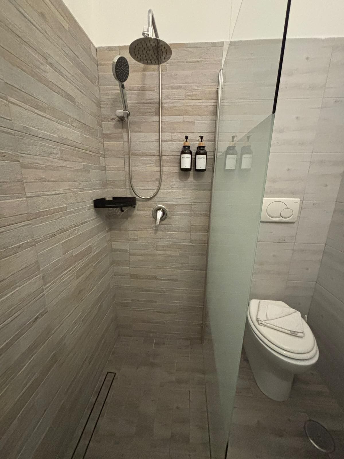 Quarto Deluxe | Casa de banho | Um polibã, um secador de cabelo, toalhas fornecidas, sabão 