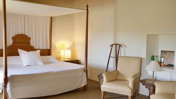 Suíte júnior, sacada, vista para o jardim | Cofres nos quartos, Wi-Fi de cortesia