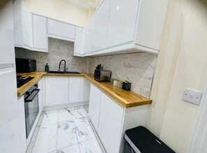 Um frigorífico, um micro-ondas, um forno, uma placa de cozinha 