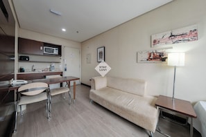 Apartamento, Vista para a cidade | Sala de estar