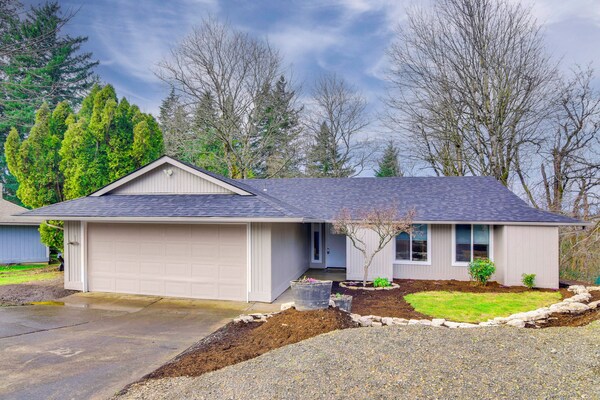 Peace & Serenity In Gresham! Sleek Home W/ Yard - Troutdale, OR