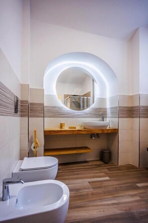 Quarto casal superior | Banheiro | Chuveiro, secador de cabelo, toalhas de banho, papel higiênico