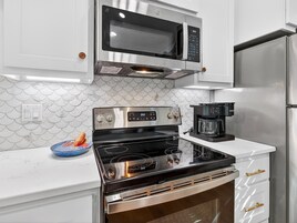 Casa, 3 quartos | Cozinha privada | Um frigorífico, um forno, uma cafeteira/bule, uma torradeira 