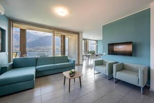 Apartamento Deluxe, vista para o lago | Sala de estar | TV de ecrã plano 
