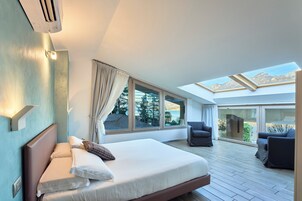 Apartamento Deluxe, vista para o lago | Cofre no quarto, cortinas/cortinados opacos, quartos insonorizados 