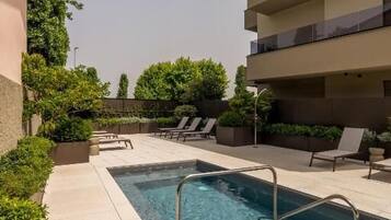 Piscina exterior sazonal, espreguiçadeiras