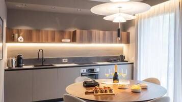 Um frigorífico/congelador grande, um micro-ondas, um forno