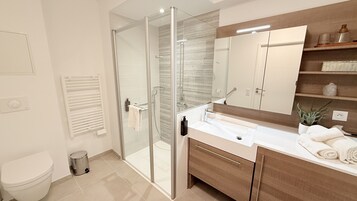 Apartamento, varanda | Casa de banho | Um polibã, um secador de cabelo, toalhas fornecidas, sabão 