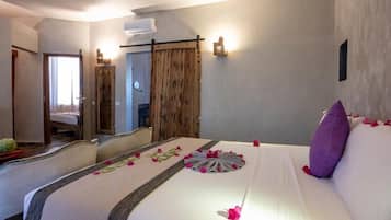 Quarto família, sacada, vista para o pátio | Ferros/tábuas de passar roupa, Wi-Fi de cortesia