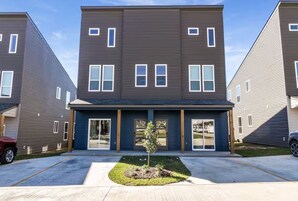 Casa geminada superluxo, cozinha, no piso térreo | Ferros/tábuas de passar roupa, Wi-Fi de cortesia, roupa de cama