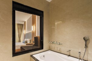 Quarto casal premier, sacada, vista para o vale | Banheira de imersão