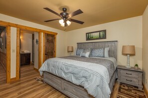 Cabine, várias camas, banheira de hidromassagem grande, vista para a montanha (Tennessee Dream) | 3 quartos, com decoração personalizada, com mobília individualizada 