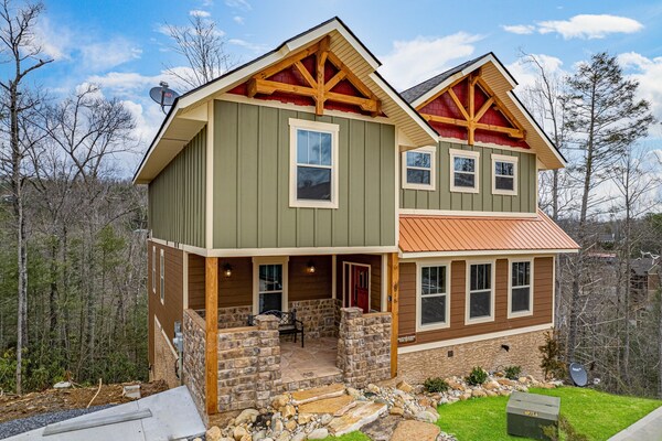 Mountain Sunrise Pool Cottage - Gatlinburg, TN