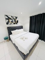 Suite-Estúdio de Luxo, varanda, vista para o pátio | Cofre no quarto, secretária 