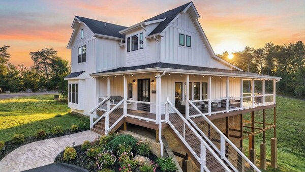 White Pines By Avantstay Family Retreat Game Room + Wraparound Porch + Hot Tub - Pigeon Forge, TN