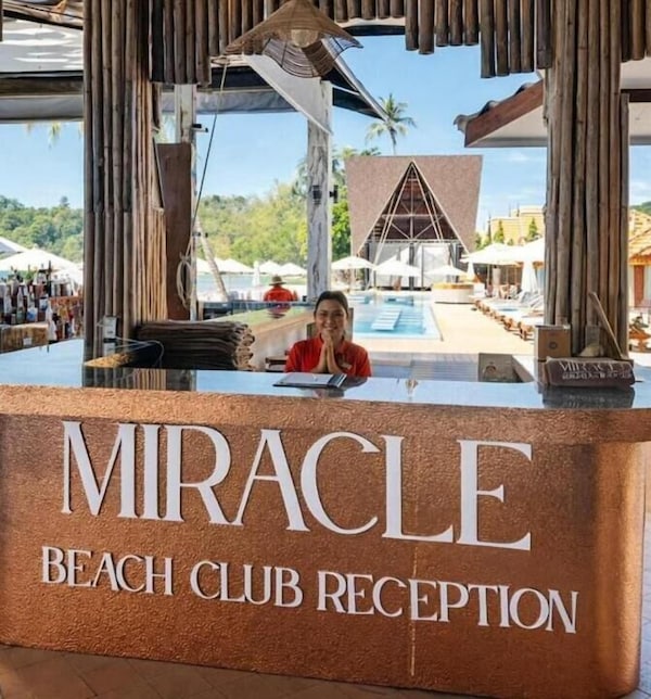 Miracle Beachclub Lux Sunbed&free Credit - Ko Chang