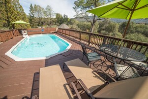 Piscina externa sazonal, funciona das 9h às 22h, guarda-sóis