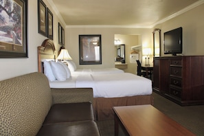 Escrivaninha, espaço de trabalho para notebook, cortinas blackout