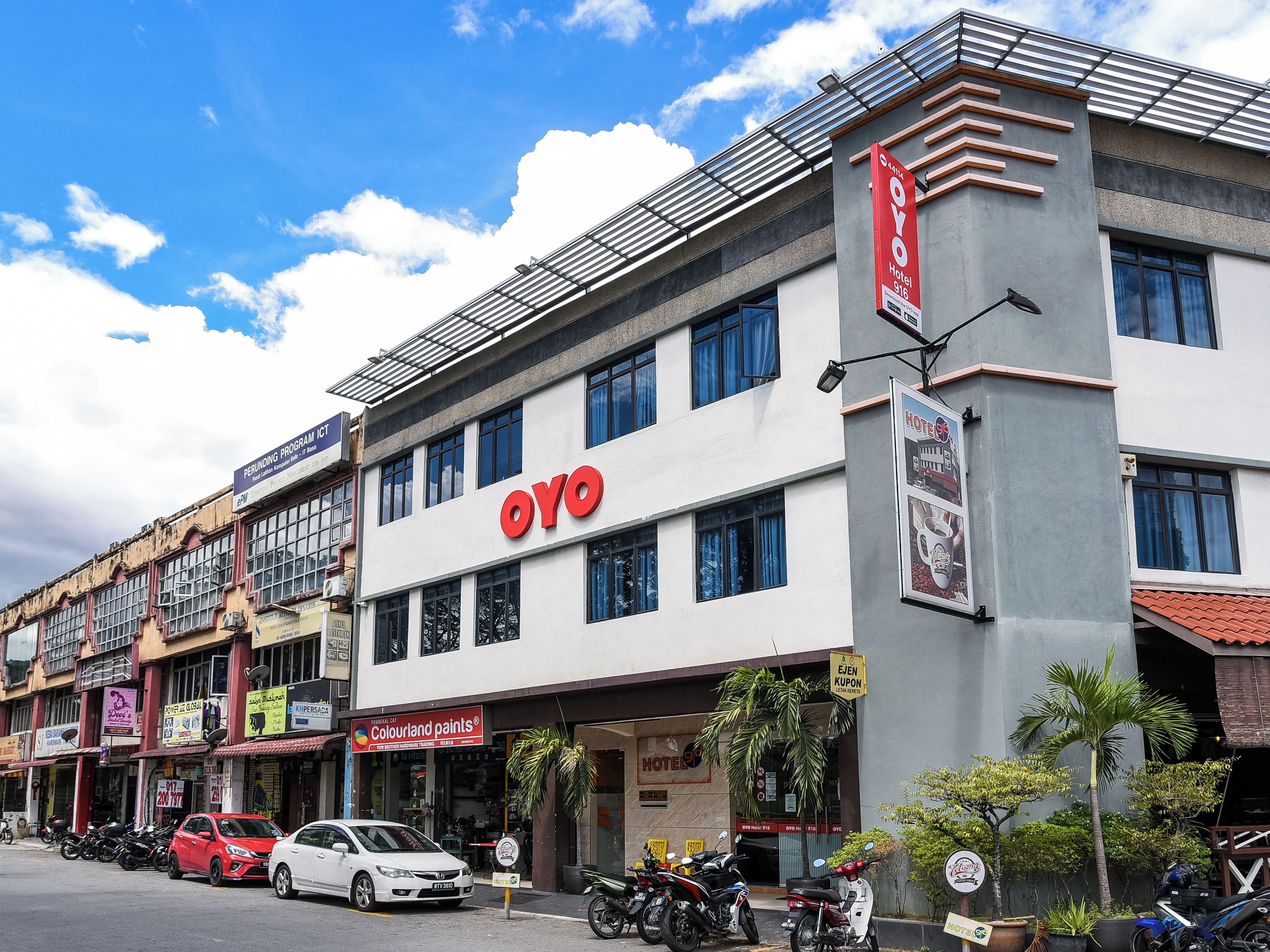 Um hotel chamado OYO, com fachada moderna, várias janelas e uma placa indicando que é um hotel.