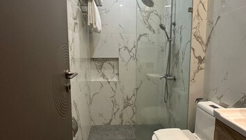 Suíte superluxo, vista para a cidade | Banheiro | Chuveiro, chuveiro com efeito de chuva, produtos de toalete grátis, bidê