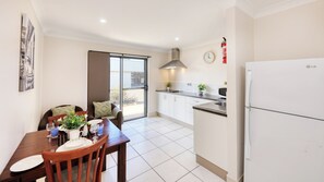 Estúdio executivo, vista para o jardim | Opções para refeição no quarto