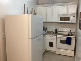 Apartamento Comfort em Condomínio Fechado, varanda, vista para o jardim | Cozinha privada | Uma cafeteira/bule, um frigorífico/congelador grande, um micro-ondas