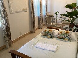 Apartamento Comfort em Condomínio Fechado, varanda, vista para o jardim | Ferro/tábua de engomar, Wi-fi grátis, com decoração personalizada