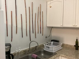 Apartamento Comfort em Condomínio Fechado, varanda, vista para o jardim | Cozinha privada | Um frigorífico/congelador grande, um micro-ondas, um forno