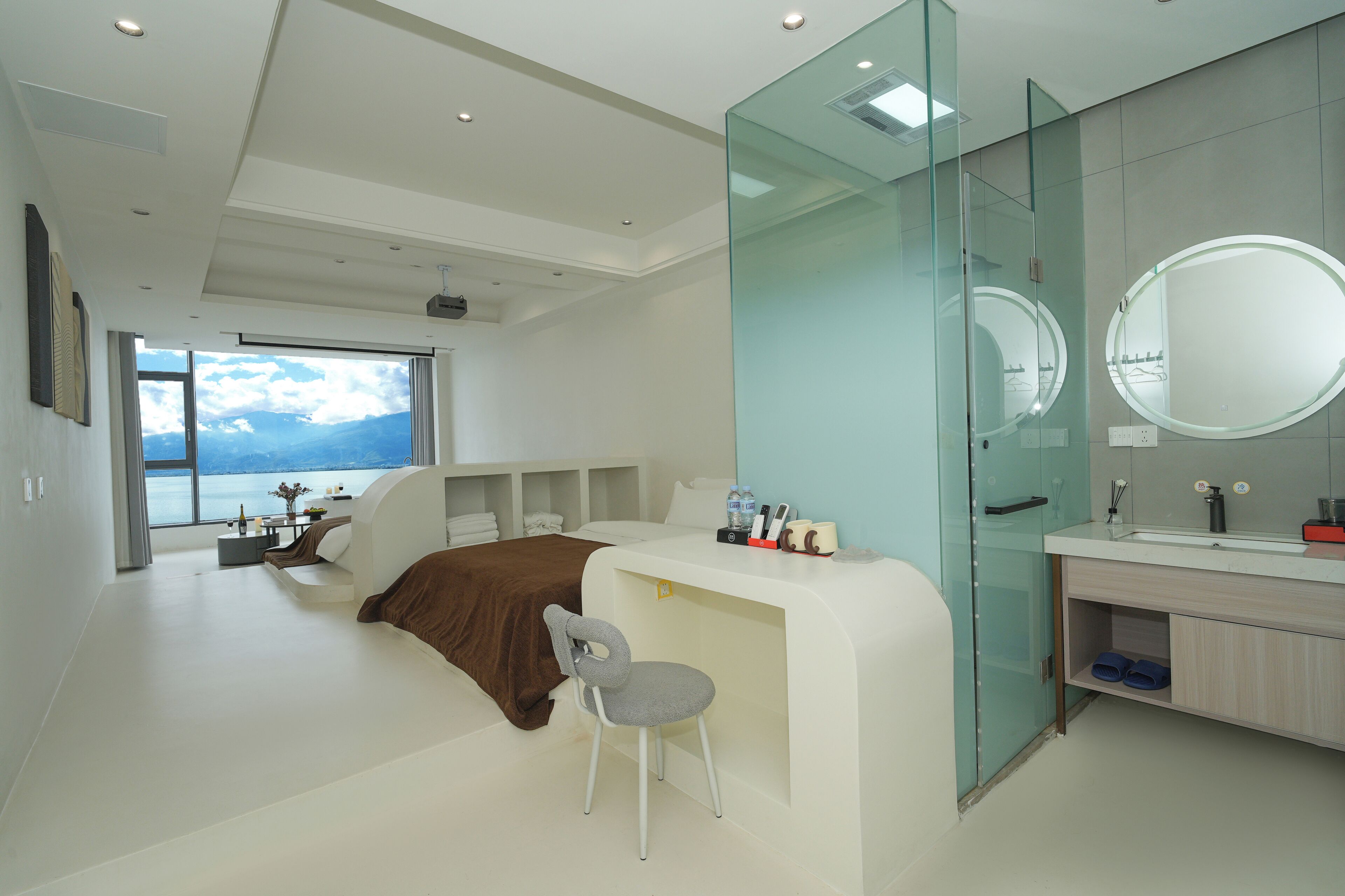 Quarto quádruplo clássico, vista para o oceano | Escrivaninha, espaço de trabalho para notebook, cortinas blackout