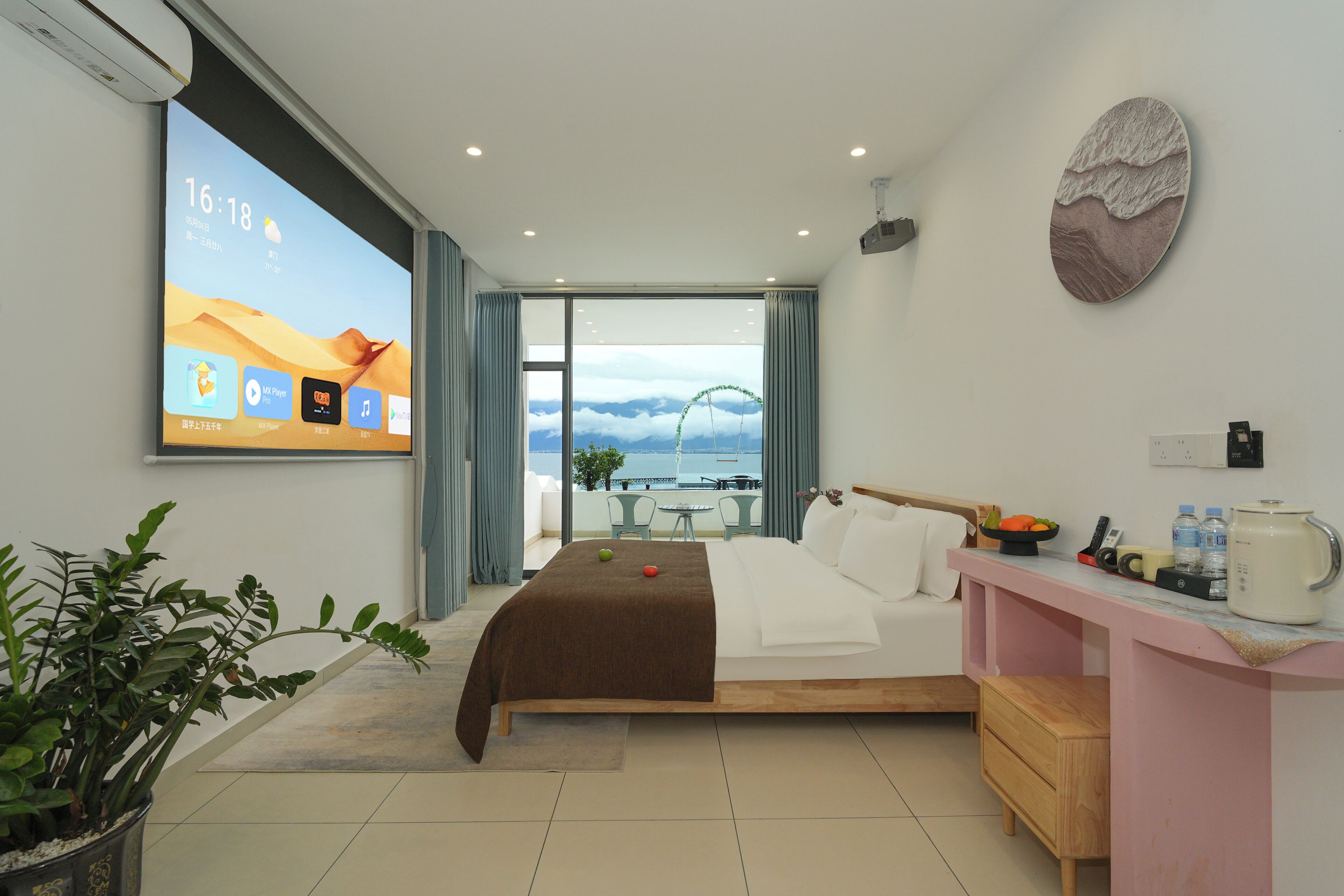 Quarto casal design, sacada, vista para o oceano | Escrivaninha, espaço de trabalho para notebook, cortinas blackout