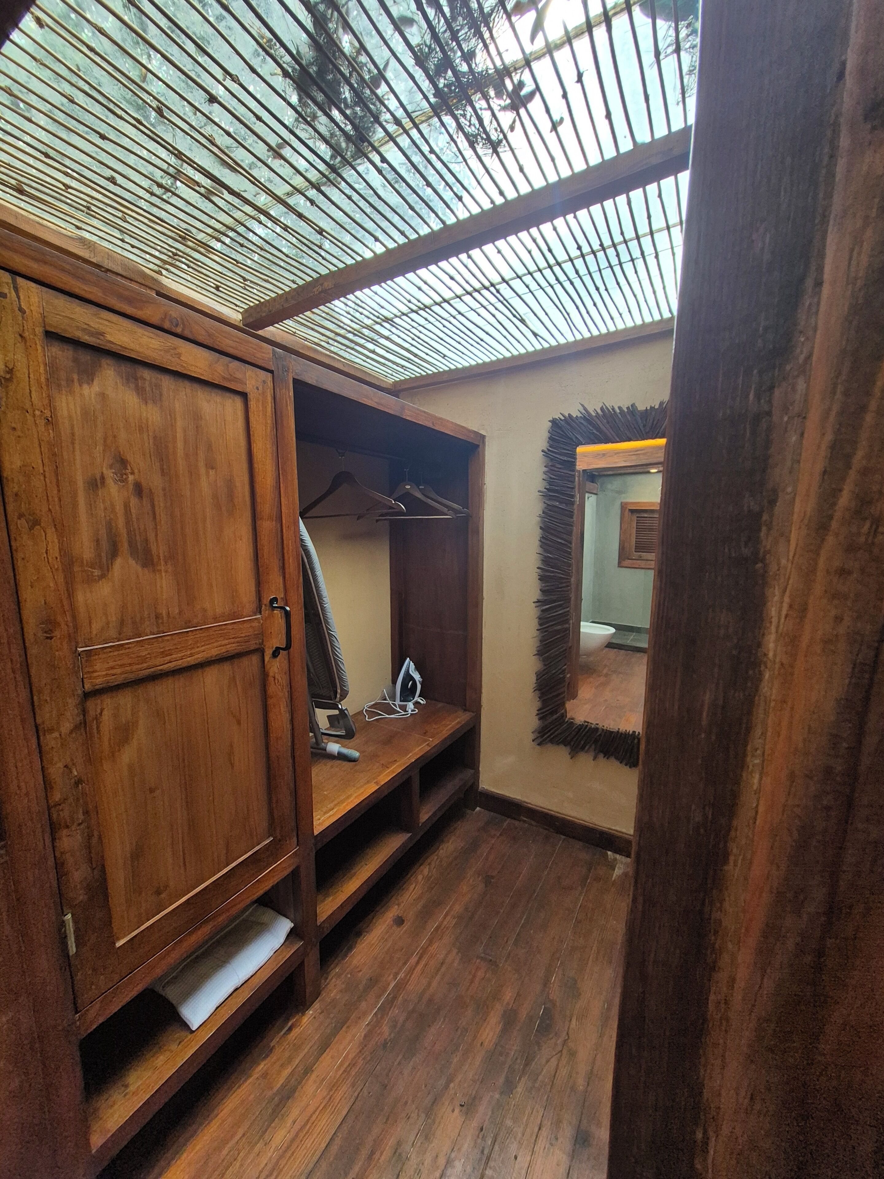 Secretária, secretária adequada para computadores portáteis 