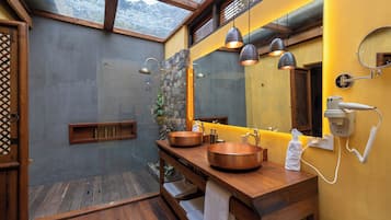 Quarto premium | Banheiro | Produtos de toalete grátis, toalhas de banho, sabonete, shampoo