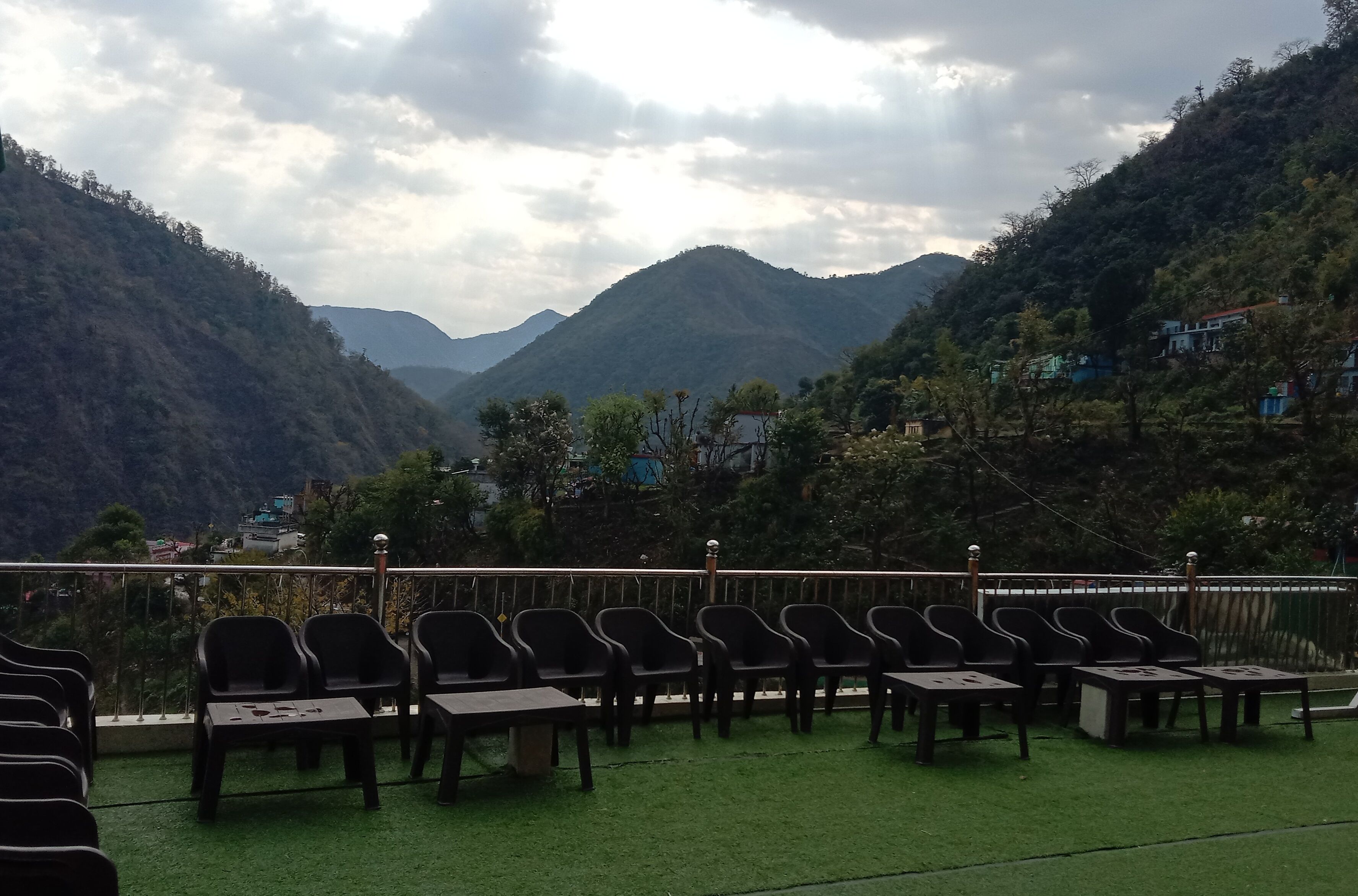 Quarto Quádruplo Standard, vista para a montanha | Terrenos do alojamento