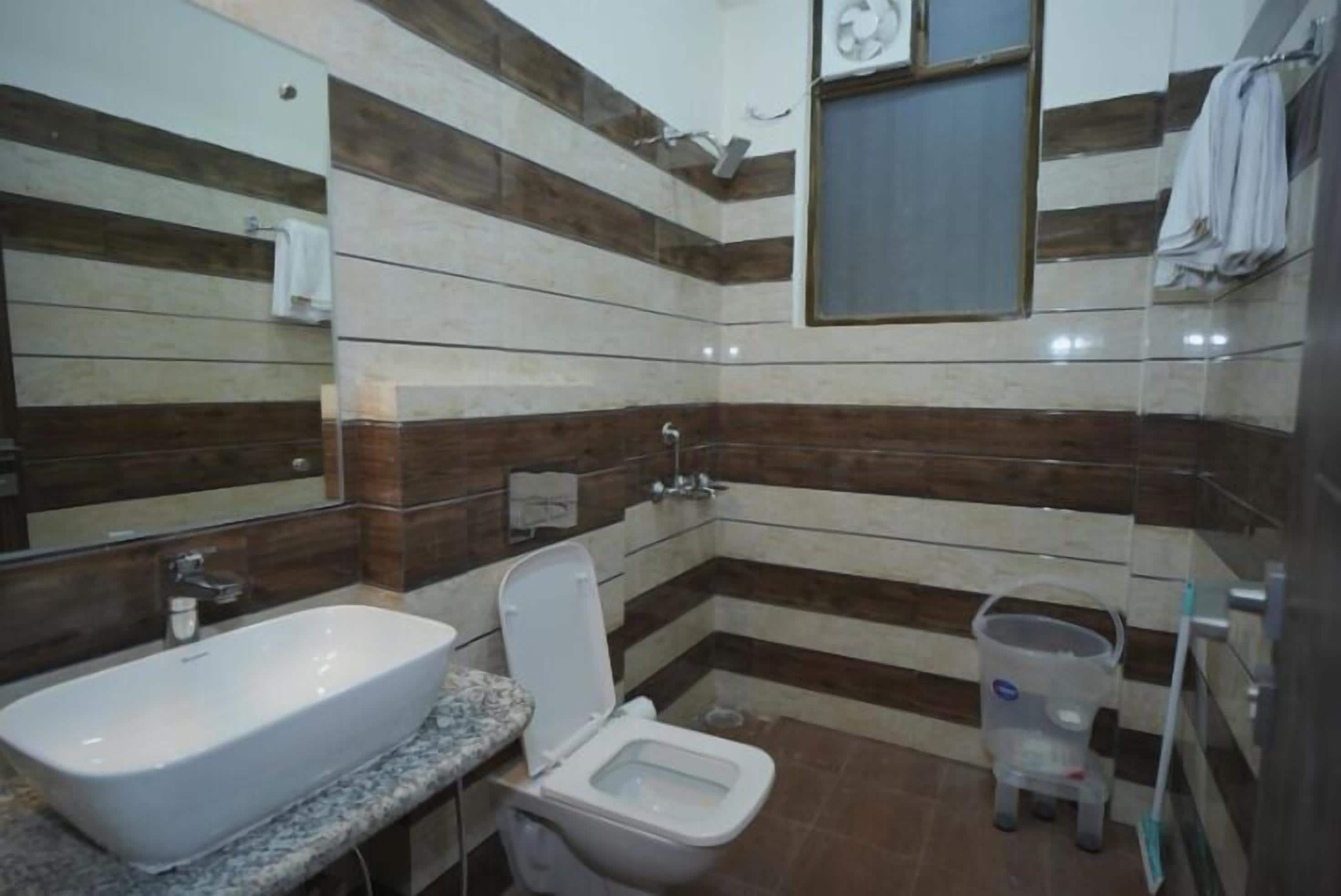 Quarto Deluxe, vista para a colina | Casa de banho | Um polibã, artigos de higiene pessoal grátis, chinelos 