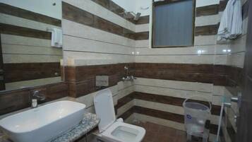 Quarto Deluxe, vista para a colina | Casa de banho | Um polibã, artigos de higiene pessoal grátis, chinelos