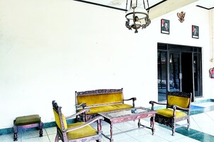 Área de estar no saguão