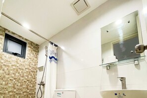 Quarto Standard | Casa de banho | Um polibã, um chuveiro fixo, artigos de higiene pessoal grátis, sabão 