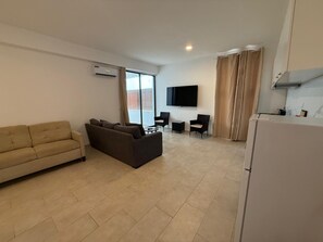 Apartamento, 2 quartos, varanda, vista para o jardim | Sala