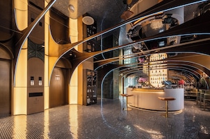 Um interior moderno com linhas curvas, área de bar e espaço para sentar.