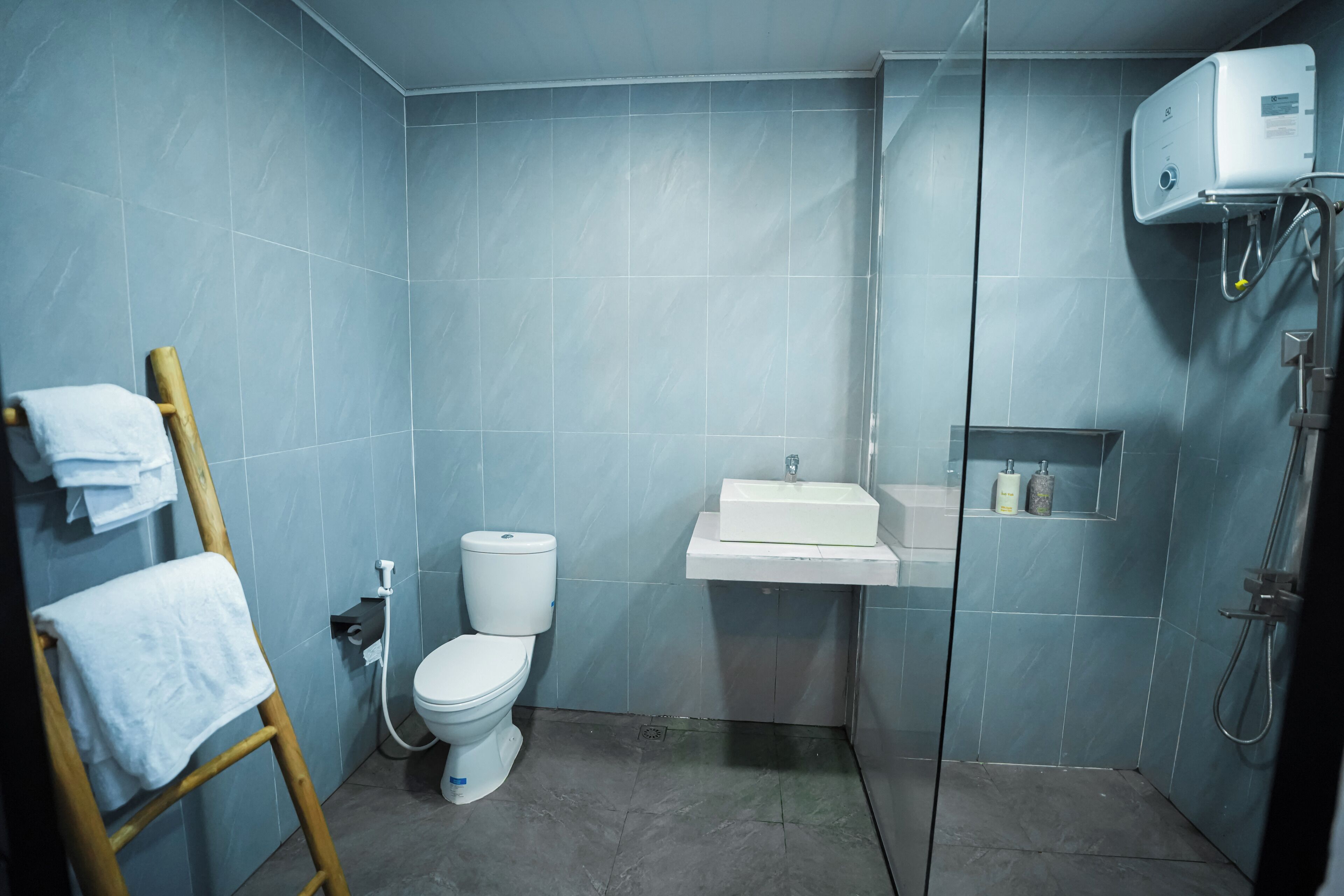 Suite Superior | Casa de banho | Um polibã, um chuveiro fixo, um secador de cabelo, toalhas fornecidas 