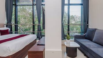 Quarto solteiro luxo, vista para a cidade | Escrivaninha, espaço de trabalho para notebook, Wi-Fi de cortesia