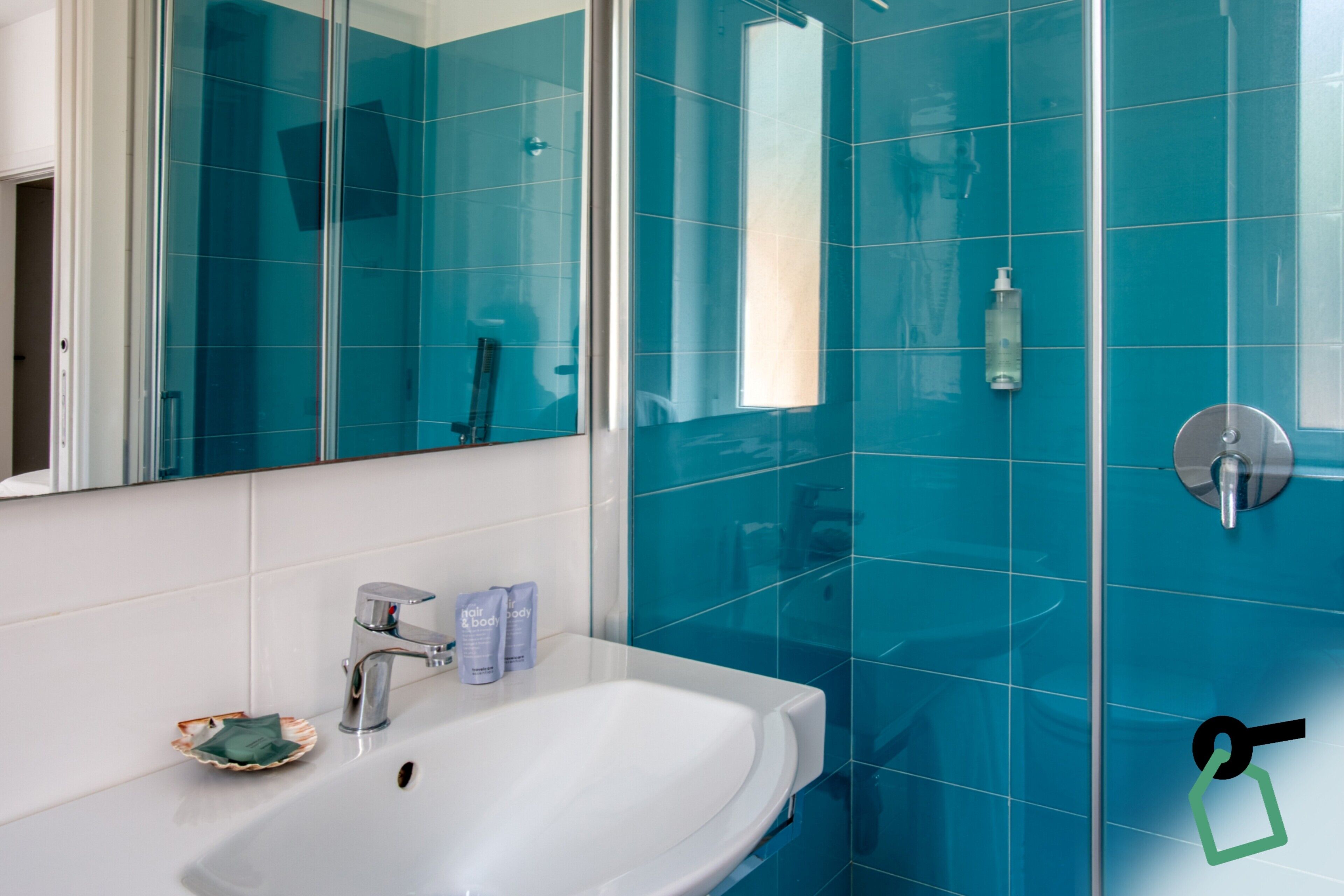 Quarto Duplo ou Twin Standard | Casa de banho | Um polibã, um secador de cabelo, toalhas fornecidas, papel higiénico 