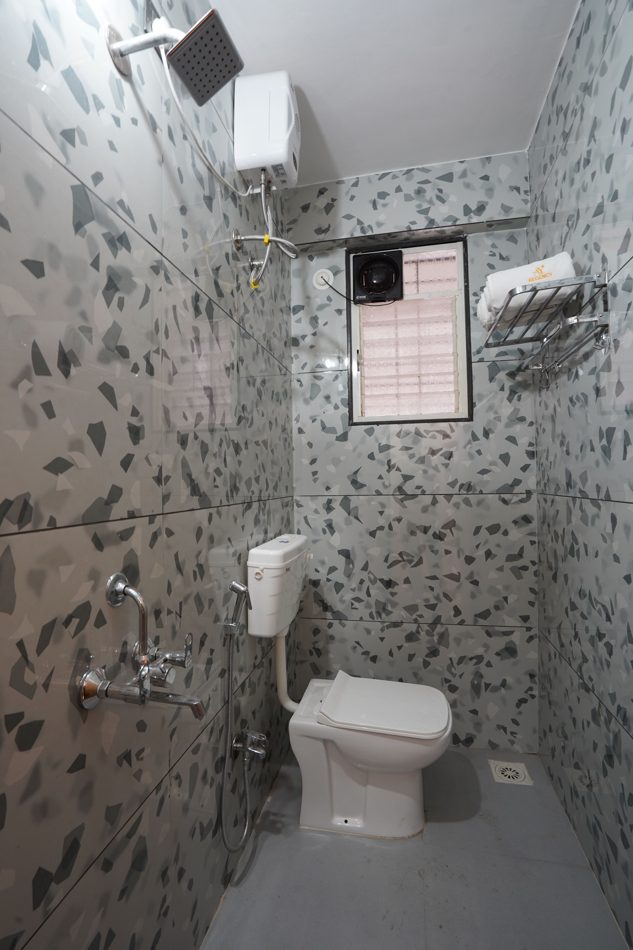 Quarto Deluxe, Vista para a cidade | Casa de banho | Um polibã, artigos de higiene pessoal grátis, toalhas fornecidas, sabão 