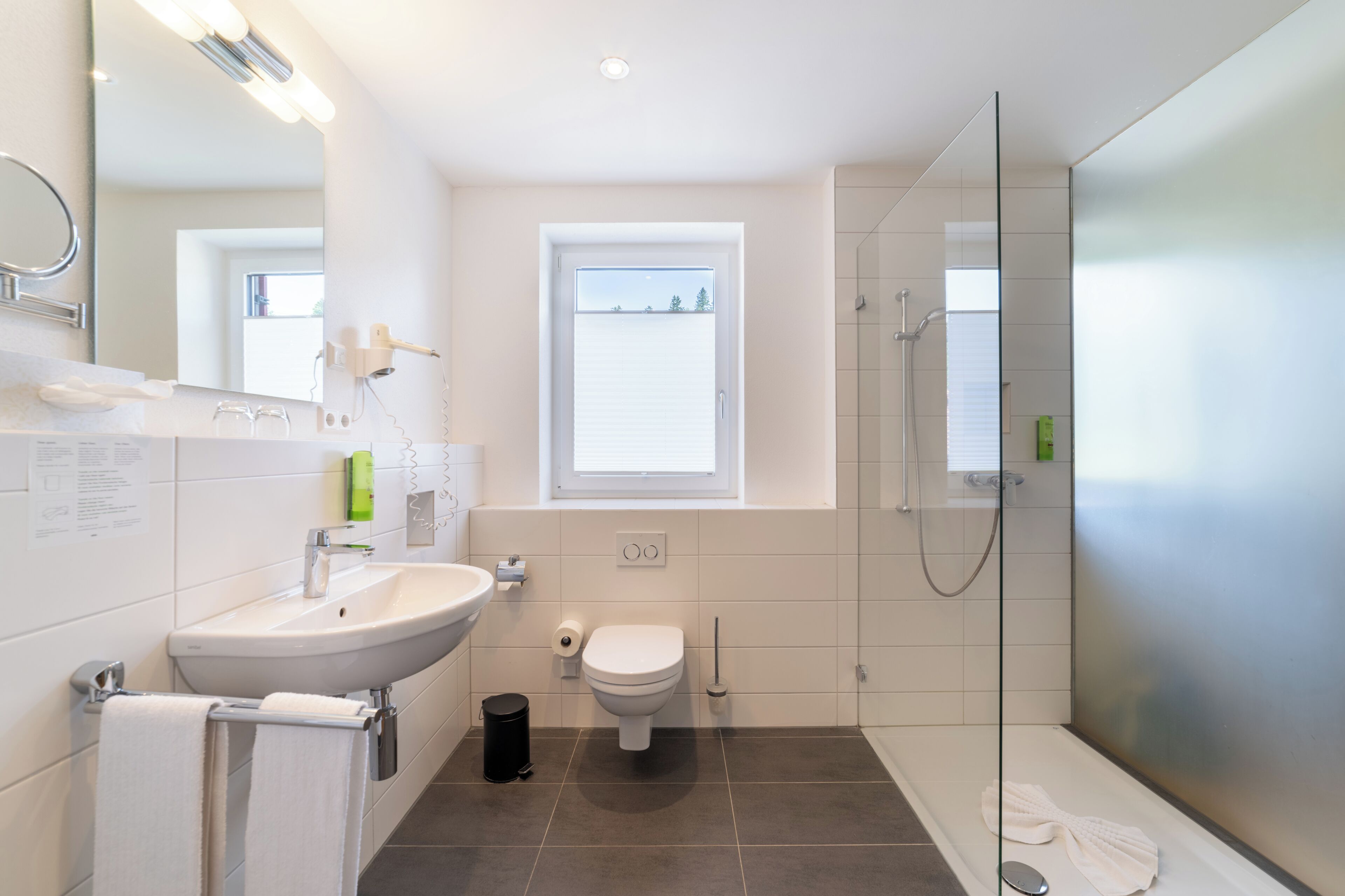 Suite Comfort, varanda, vista para o jardim | Casa de banho | Um polibã, artigos de higiene pessoal grátis, um secador de cabelo 